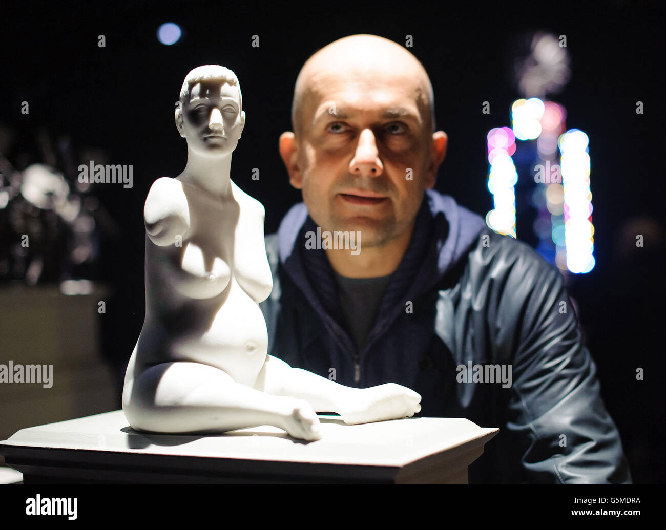 L'artiste Marc Quinn avec un modèle de son œuvre d'art « Alison Lapper ...