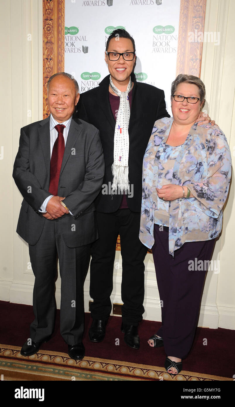 GOK WAN avec sa mère Myra et son père John arrivent aux Specsavers ...
