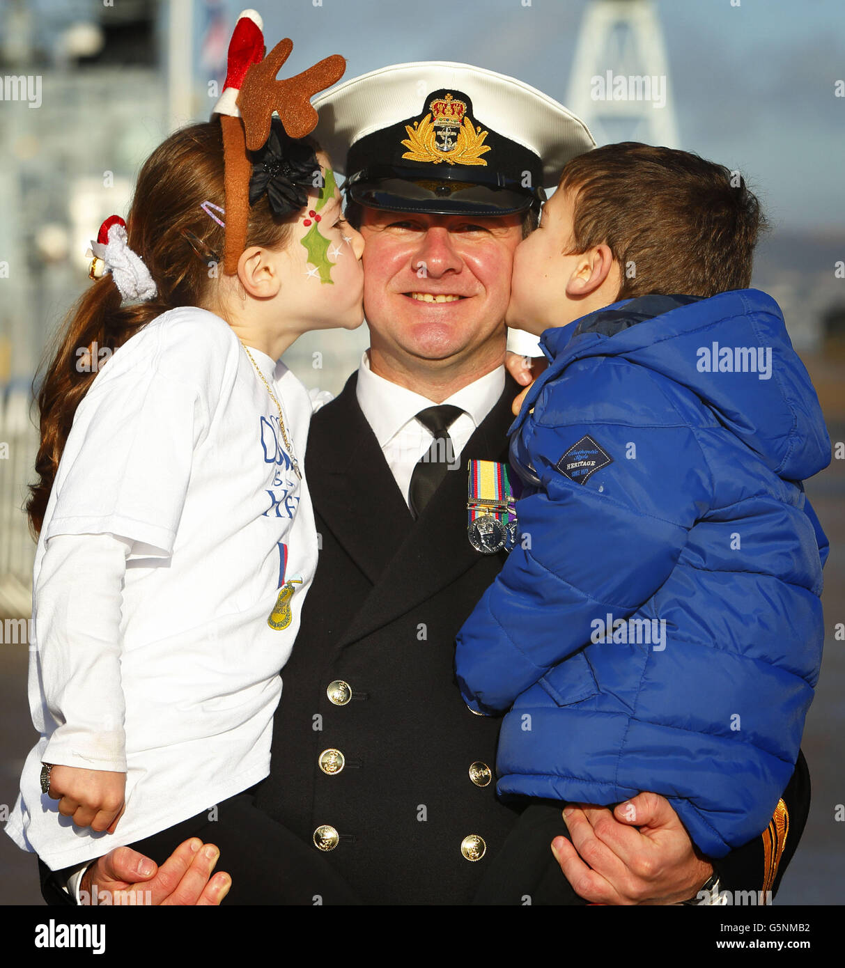 Le lieutenant-commandant Sven Johansen est embrassé par ses enfants ...