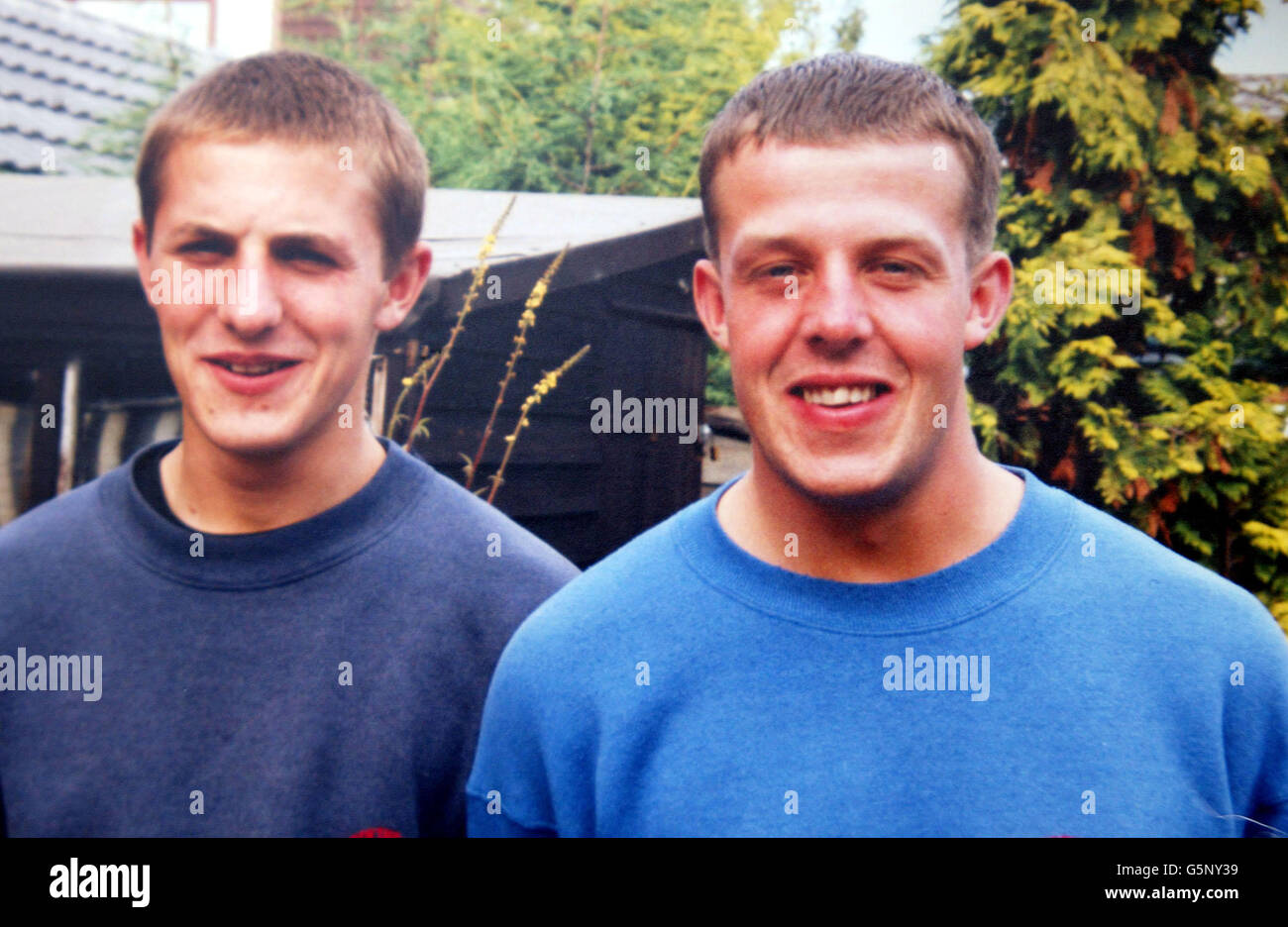 Non daté, collectez la photo d'Andrew Whitham (à droite) avec son frère ...