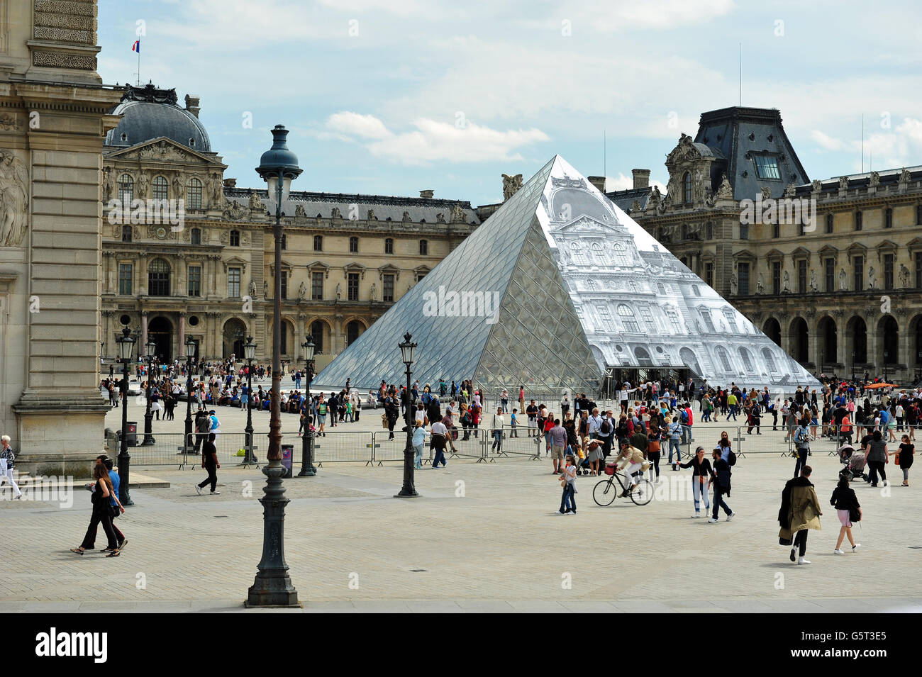Louvre pyramid construction Banque de photographies et d’images à haute ...
