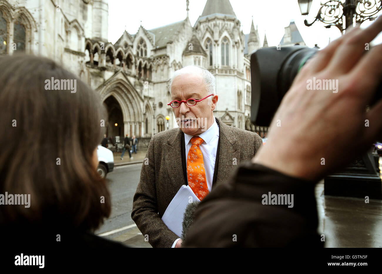 Phil Shiner, l'avocat des droits de l'homme, lit une déclaration devant ...