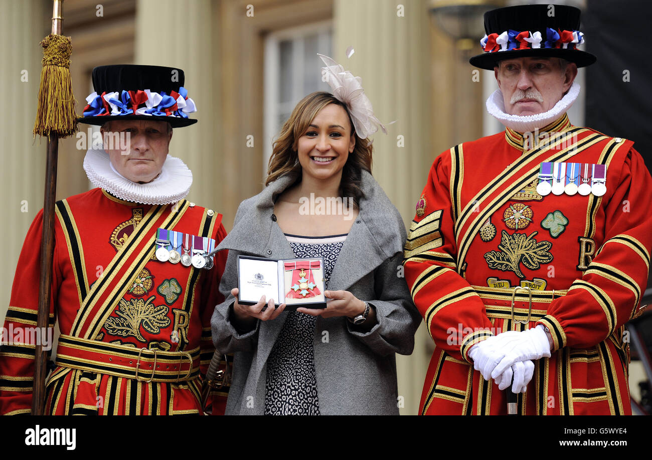 Jessica Ennis pose avec des membres de la Yeoman de la Garde après ...