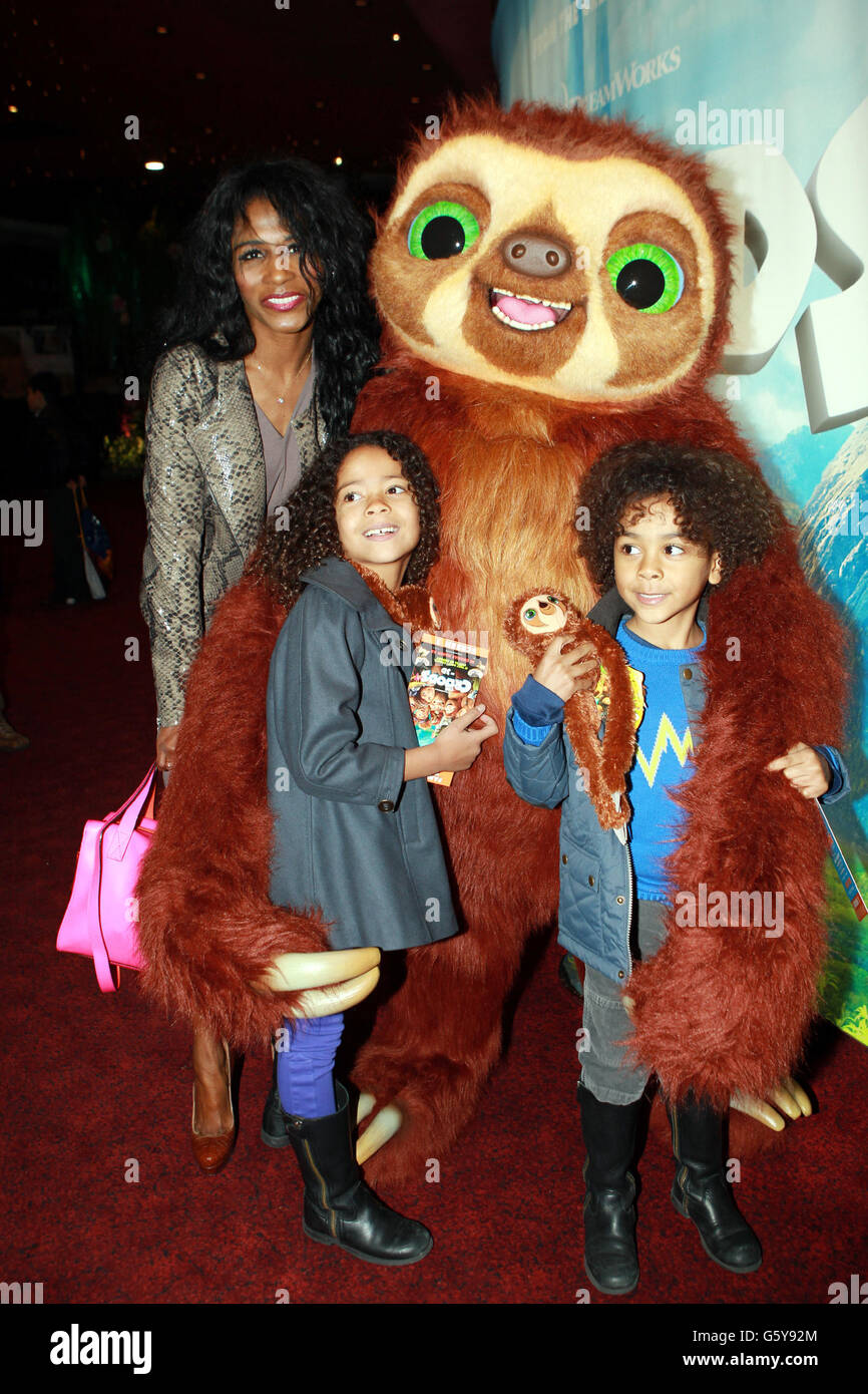 Sinitta et sa fille Magdelana (7 ans) et son fils Zac (6 ans) arrivent ...