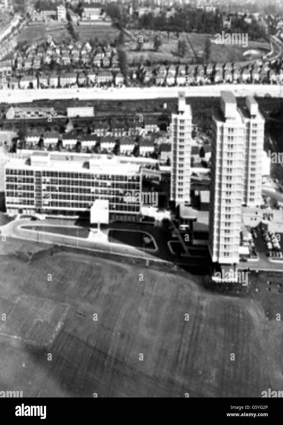 Showing the statue of sir robert peel beneath the court Banque de ...