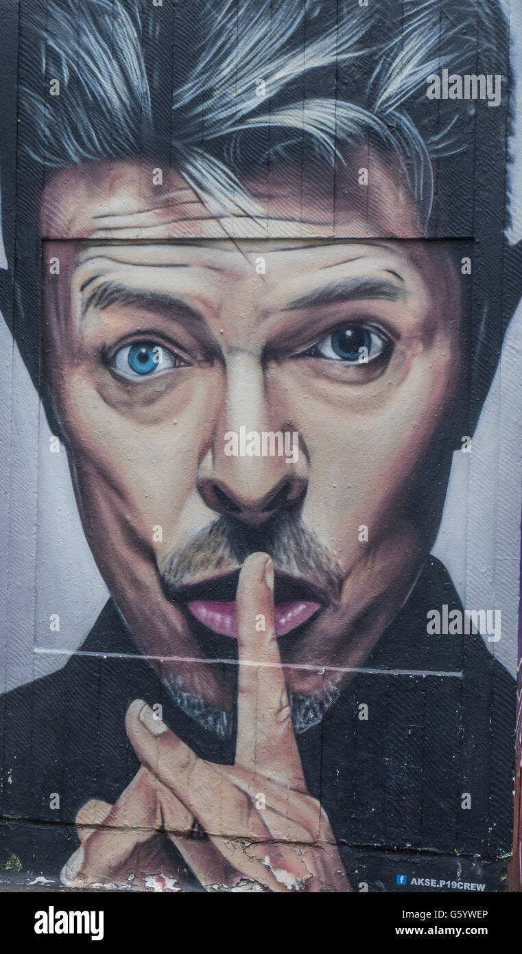 Une peinture murale de la fin David Bowie avec un doigt devant sa ...