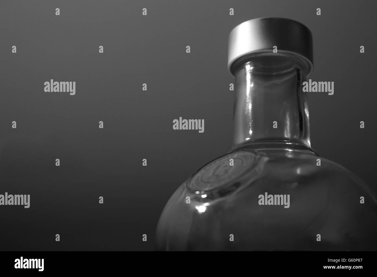 Absolut vodka bottle Banque d'images noir et blanc - Alamy