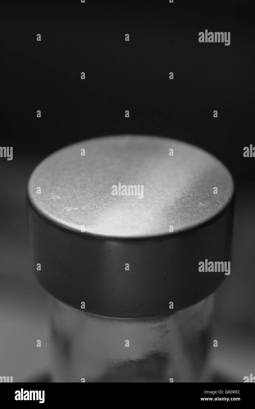 Absolut vodka bottle Banque d'images noir et blanc - Alamy