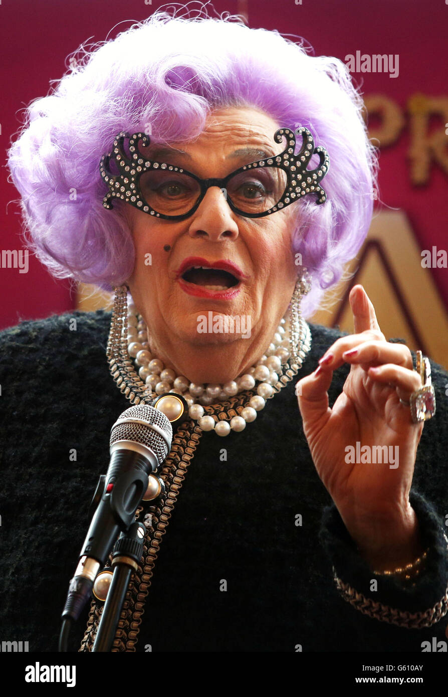 Dame edna Banque de photographies et d’images à haute résolution - Alamy