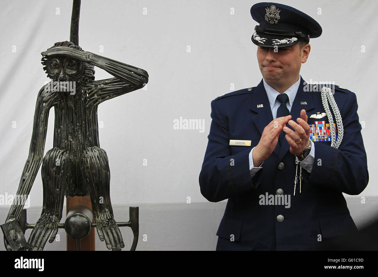 LE lieutenant-colonel SEAN Cosden de l'US Air Force Attache, dans le ...
