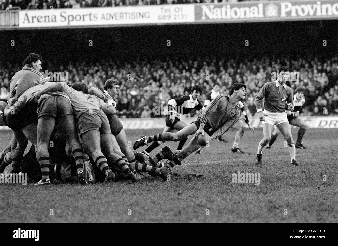 Scrum down Banque d'images noir et blanc - Alamy