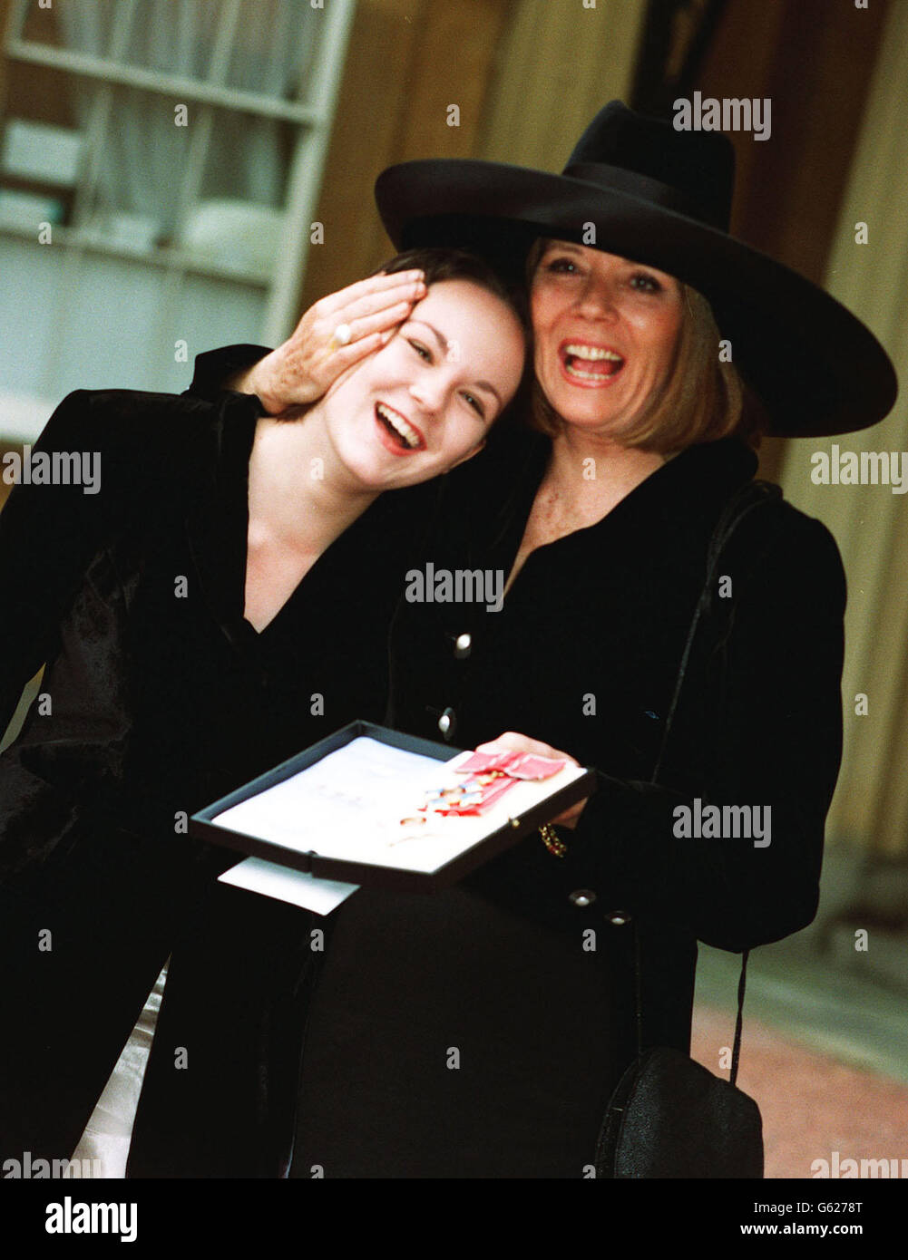 L'actrice Dame Diana Rigg avec sa fille de 17 ans Rachel, au Palais de ...