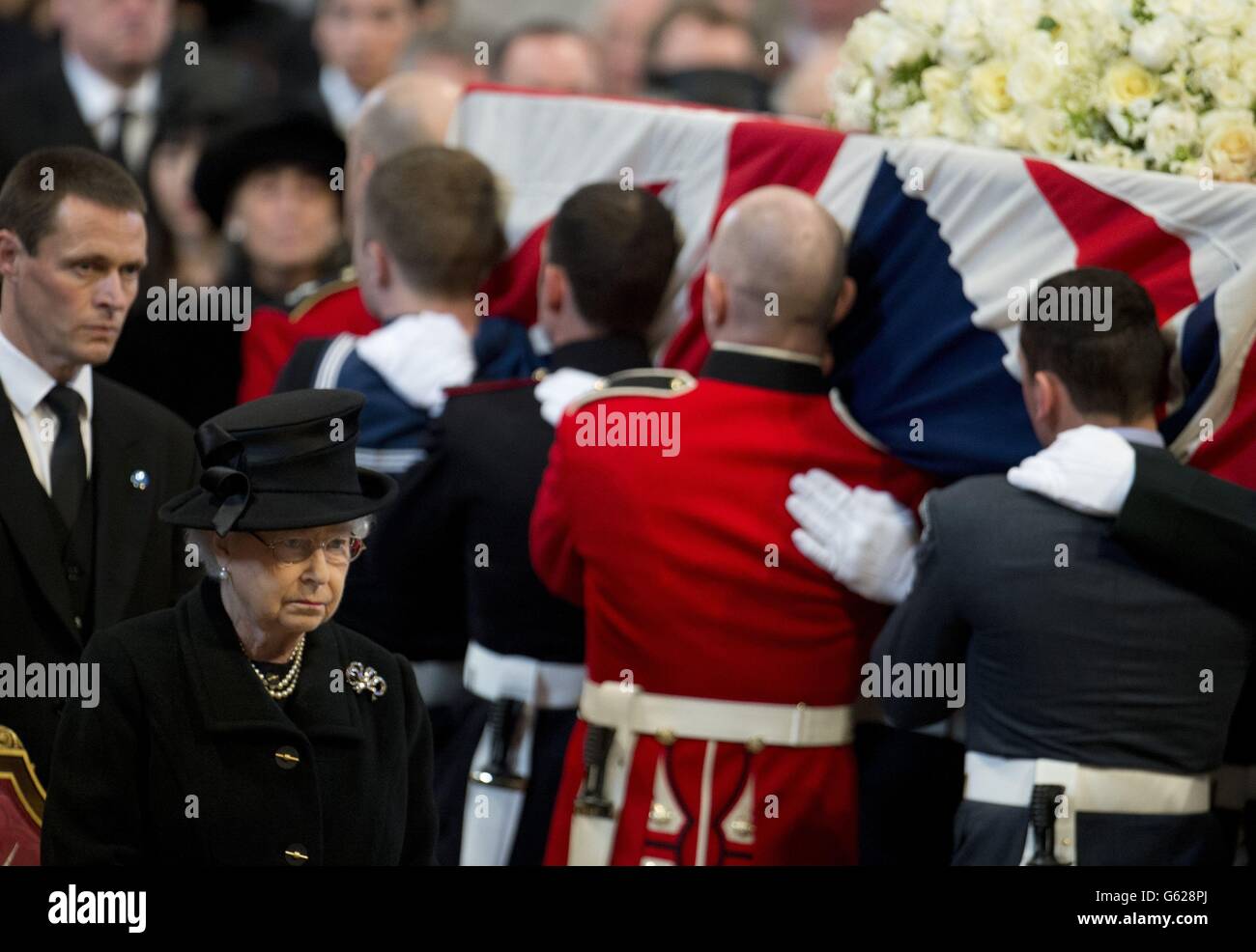 Queen elizabeth ii in the congregation at st pauls cathedral Banque de ...