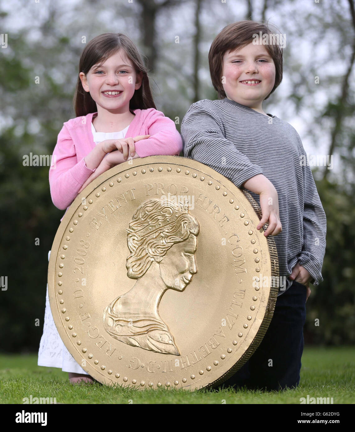 Aisling Kavanagh 8 ans et Edward Barnes 9 ans posent avec une pièce de ...