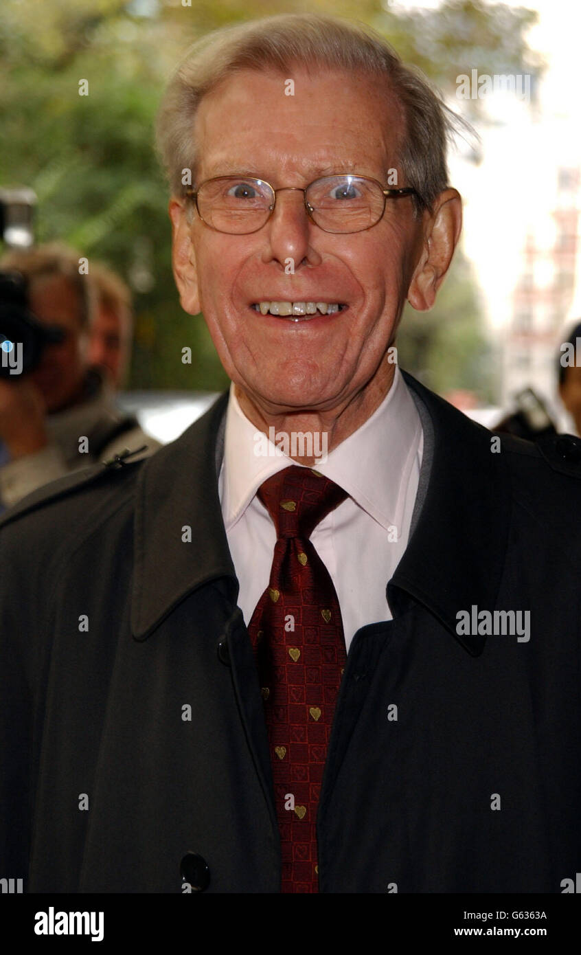 Bob Holness à l'hôtel Savoy de Londres, où le Variety Club organise un ...