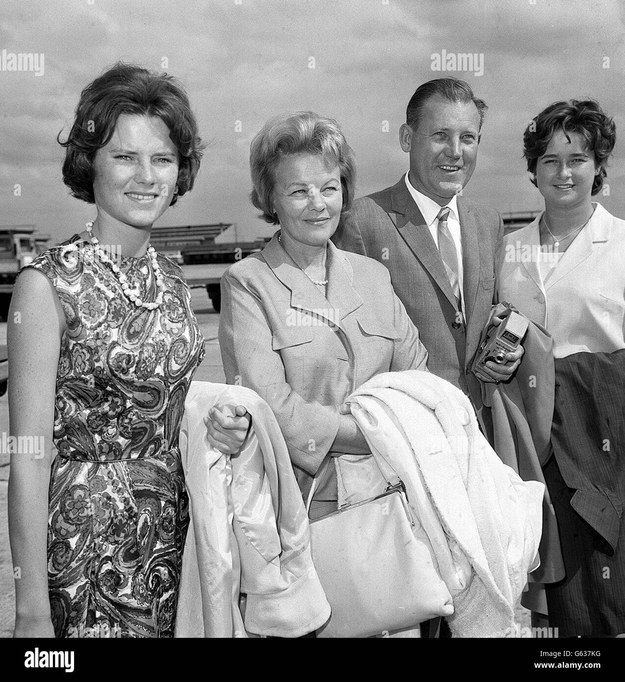 Chef d'orchestre chef d'orchestre ray conniff avec sa femme Banque de ...