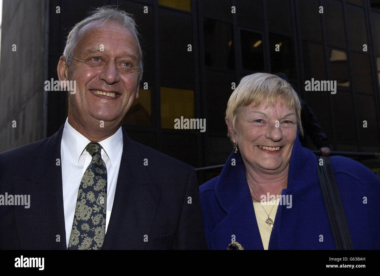 Graham Burrell quitte le Old Bailey dans le centre de Londres avec Kate ...