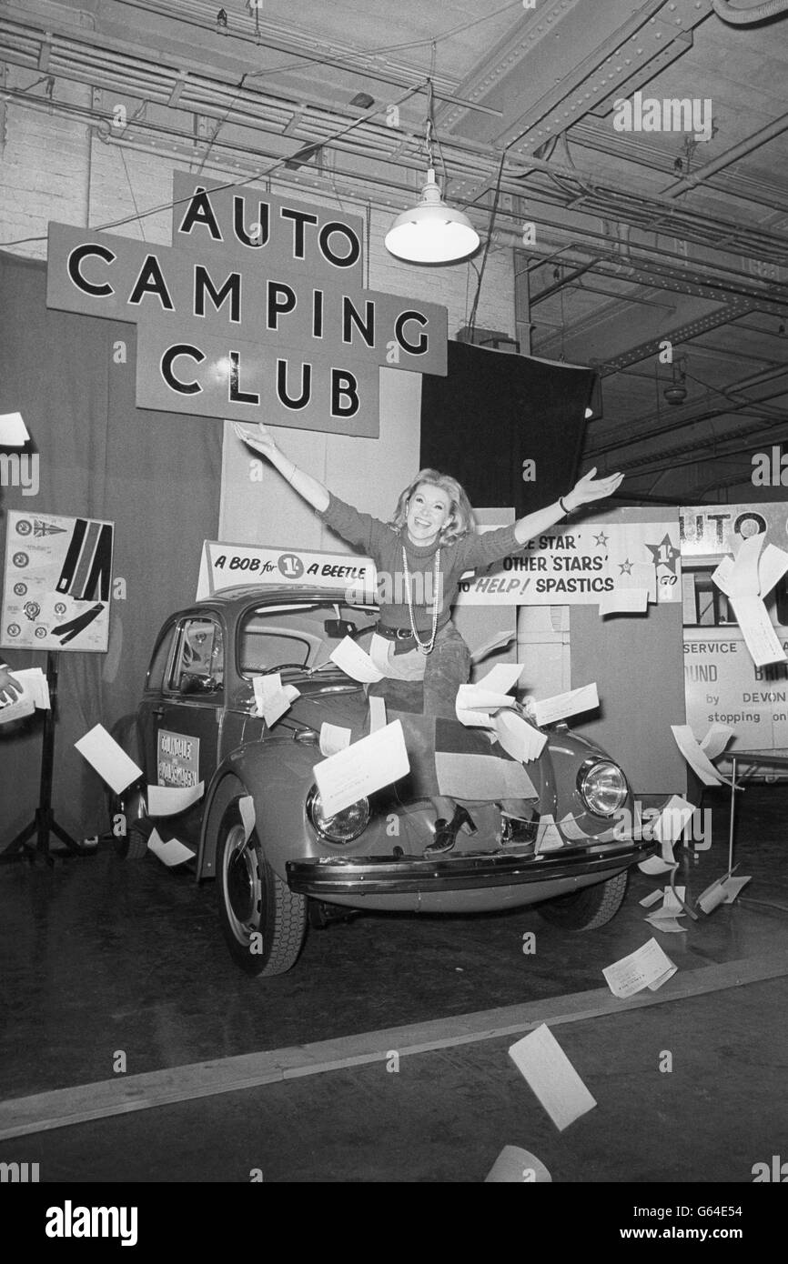 L'actrice Susan Hampshire dans une effervescence de billets de tombola ...