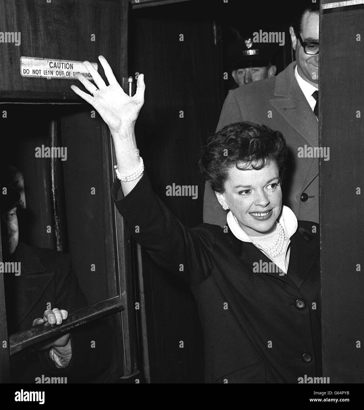 L'actrice Miss Judy Garland, sourit et fait des vagues pour attendre ...