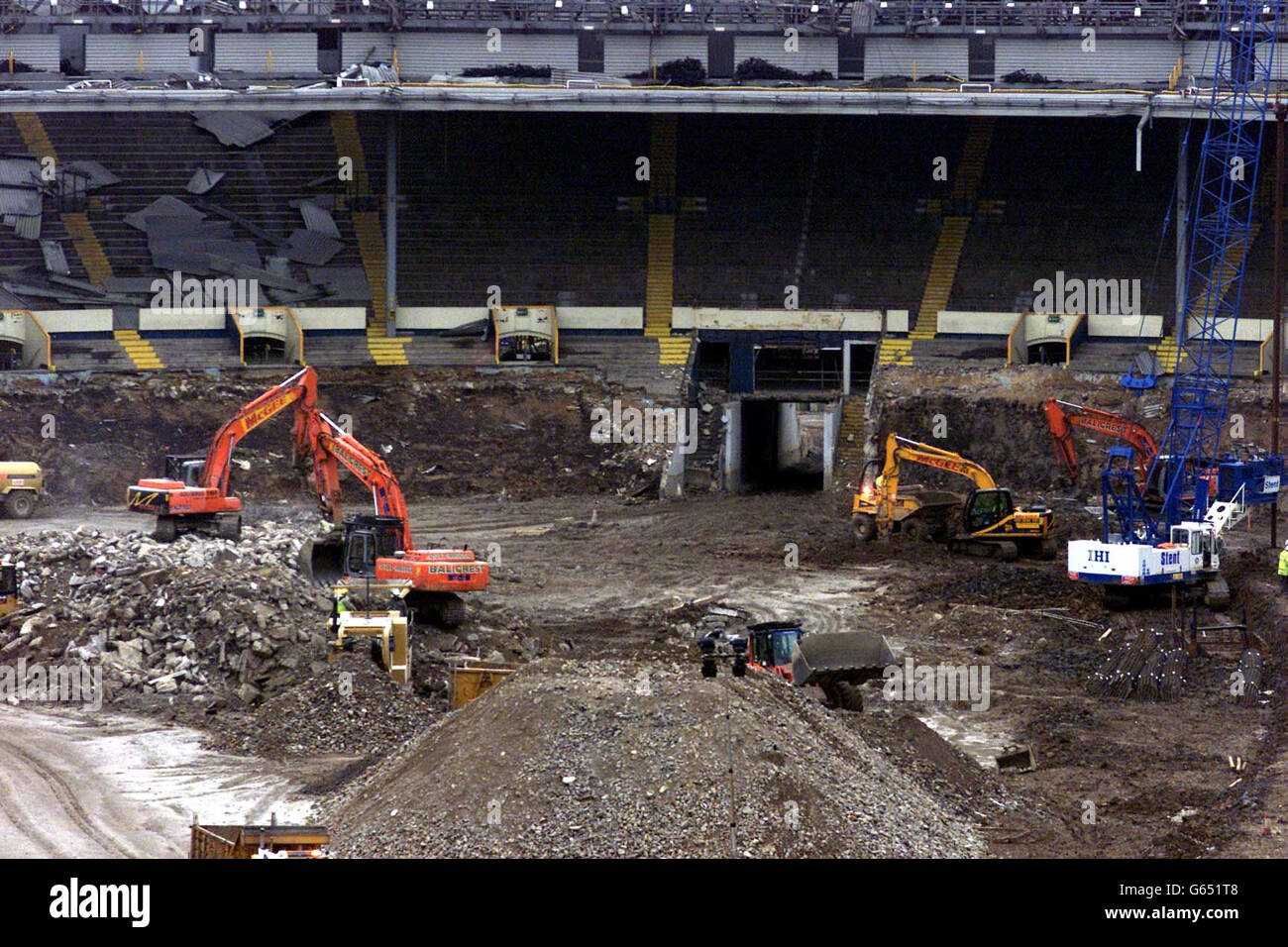 The demolition of the famous twin towers of wembley stadium Banque de ...