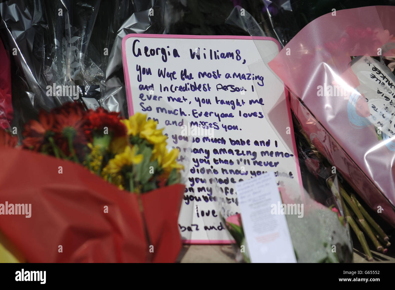 Hommages et fleurs à Georgia Williams, qui aurait été assassiné, au terrain de football de New ...