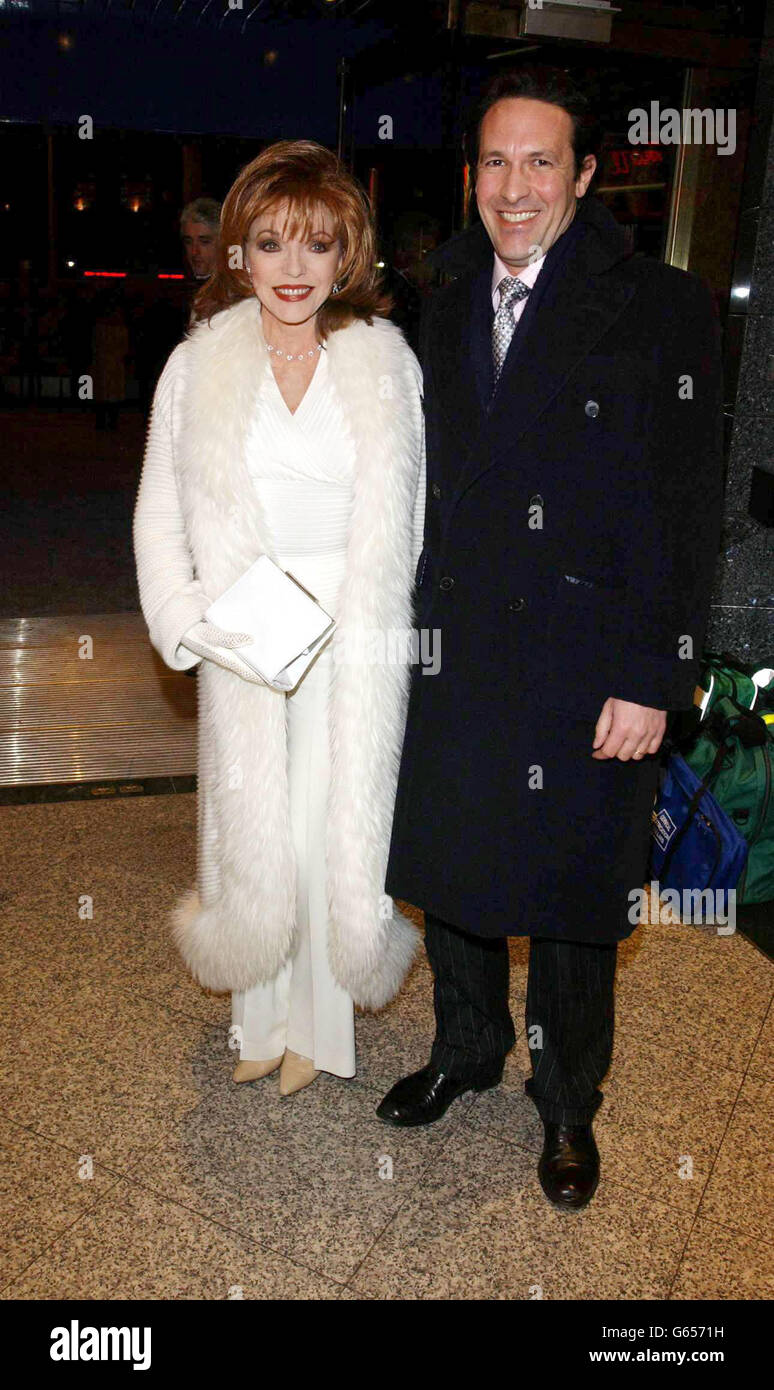 L'actrice Joan Collins et son mari Percy Gibson arrivent à l'Empire ...