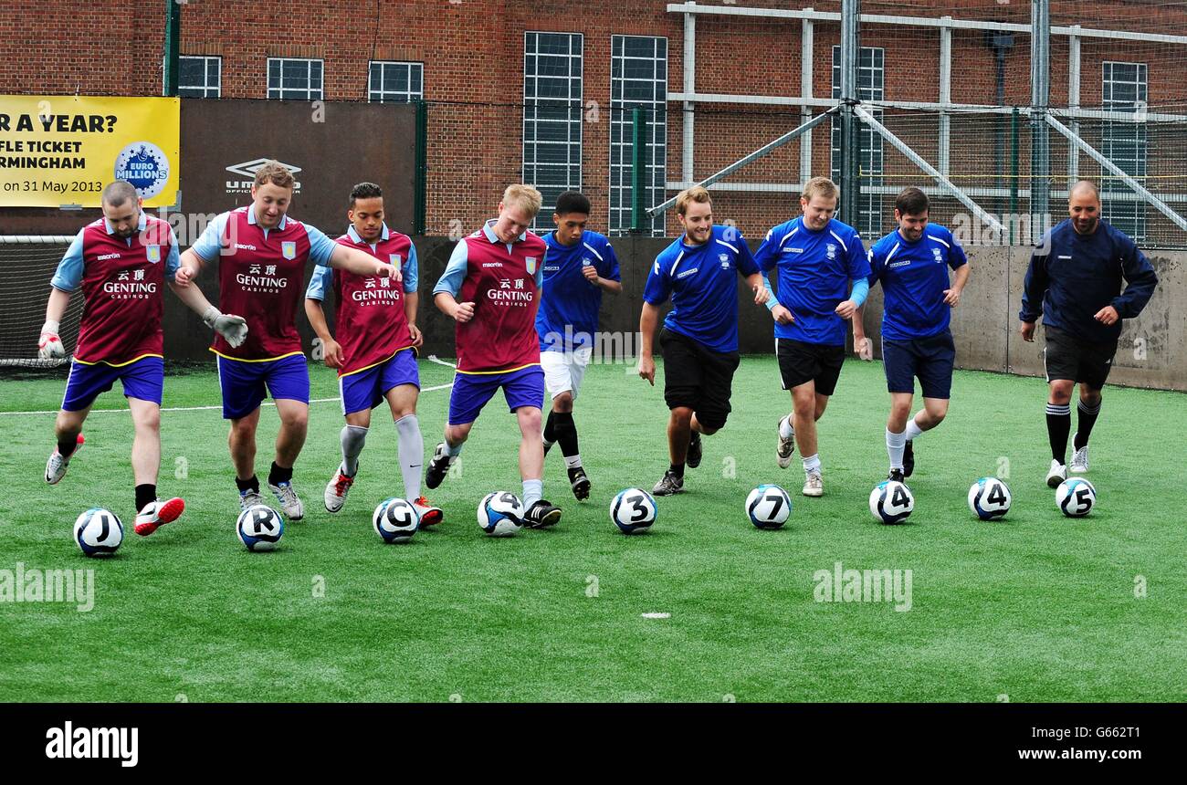Aston Villa et Birmingham City Supporters affichent un numéro de ...