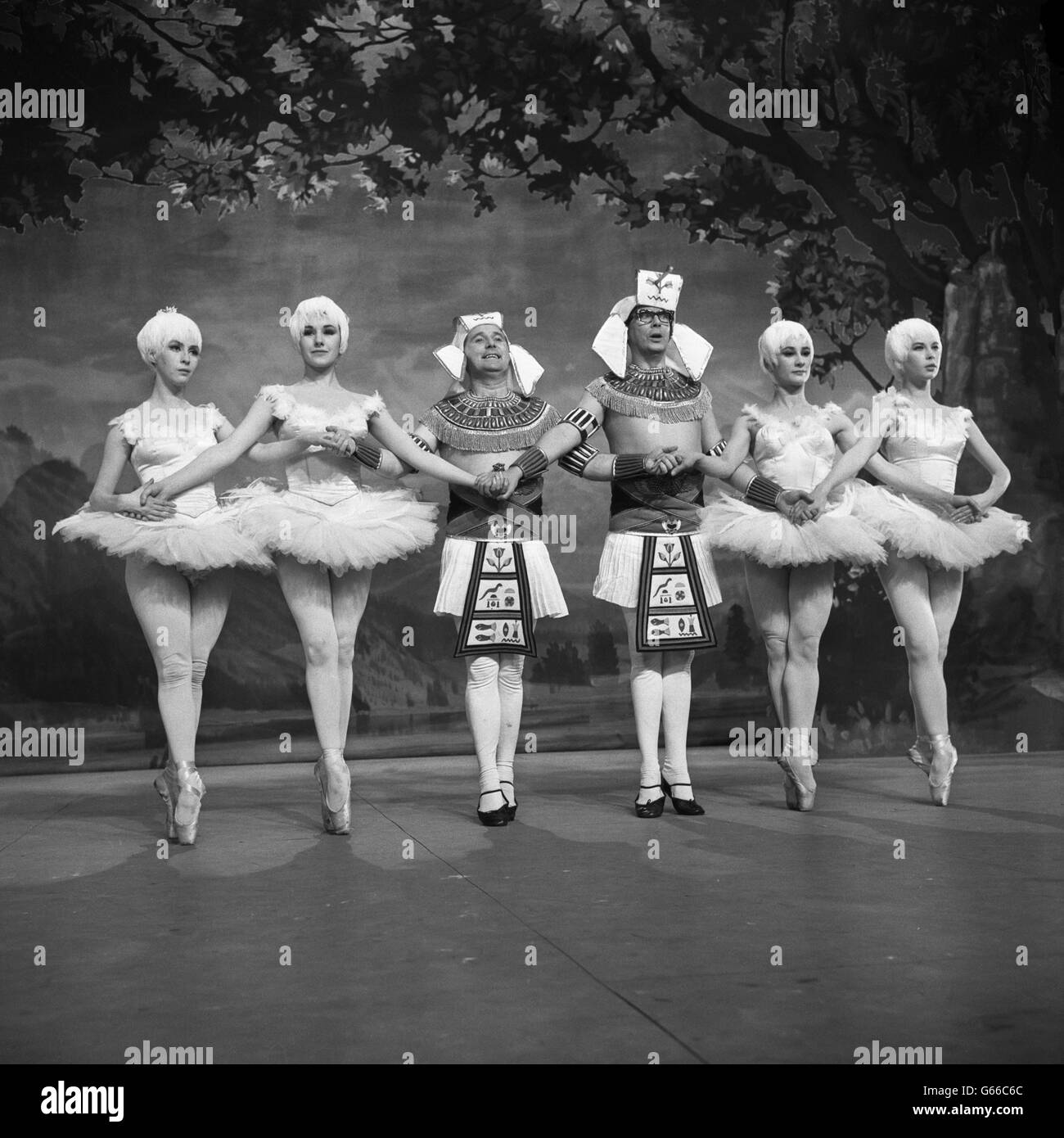Ernie Wise et Eric Morecambe se joignent à une représentation de ballet ...