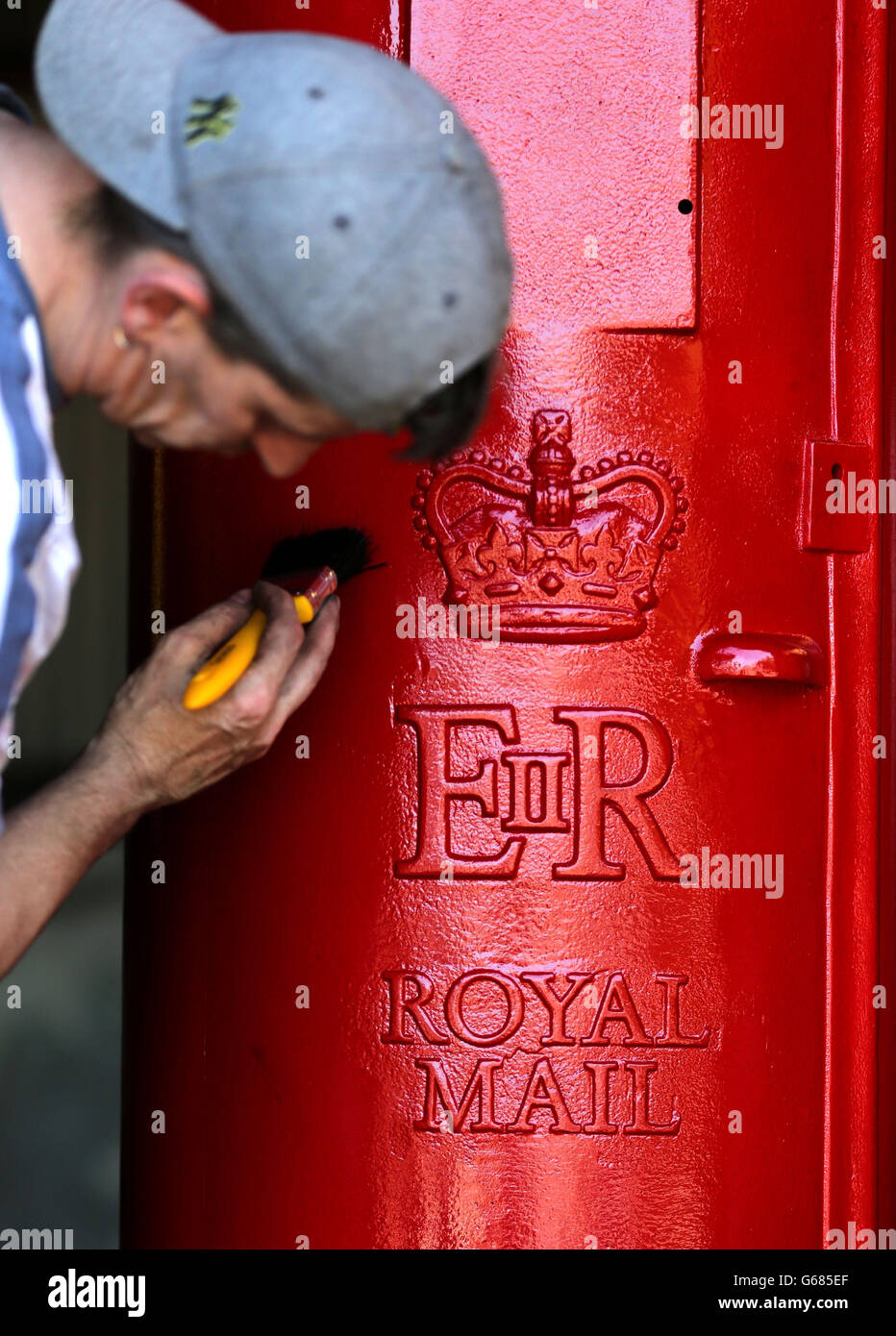 Paul Anslie peint une boîte pilier Royal Mail à Machan Engineering à ...
