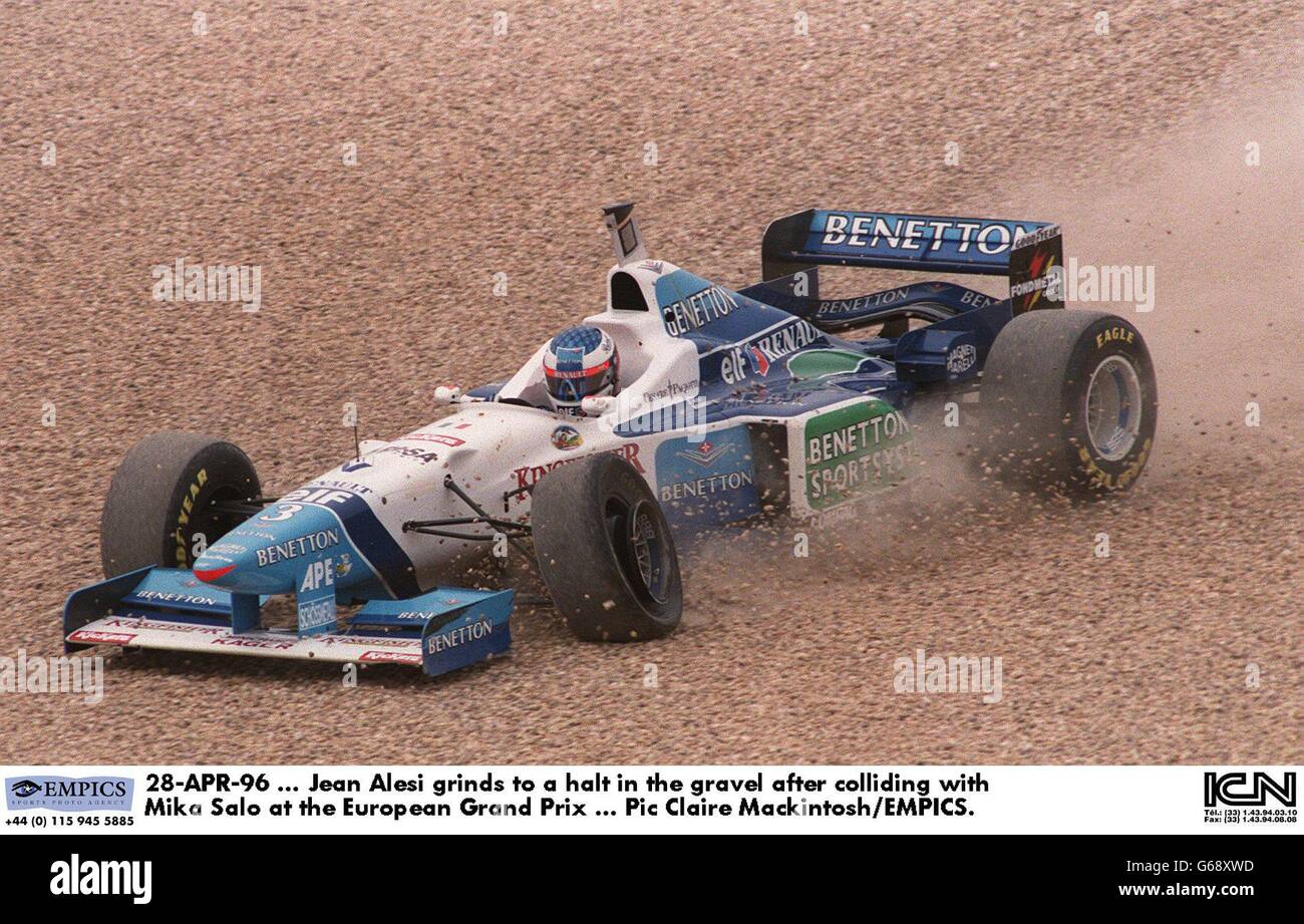28-AVR-96. Jean Alesi s'arrête dans le gravier après avoir heurté Mika ...