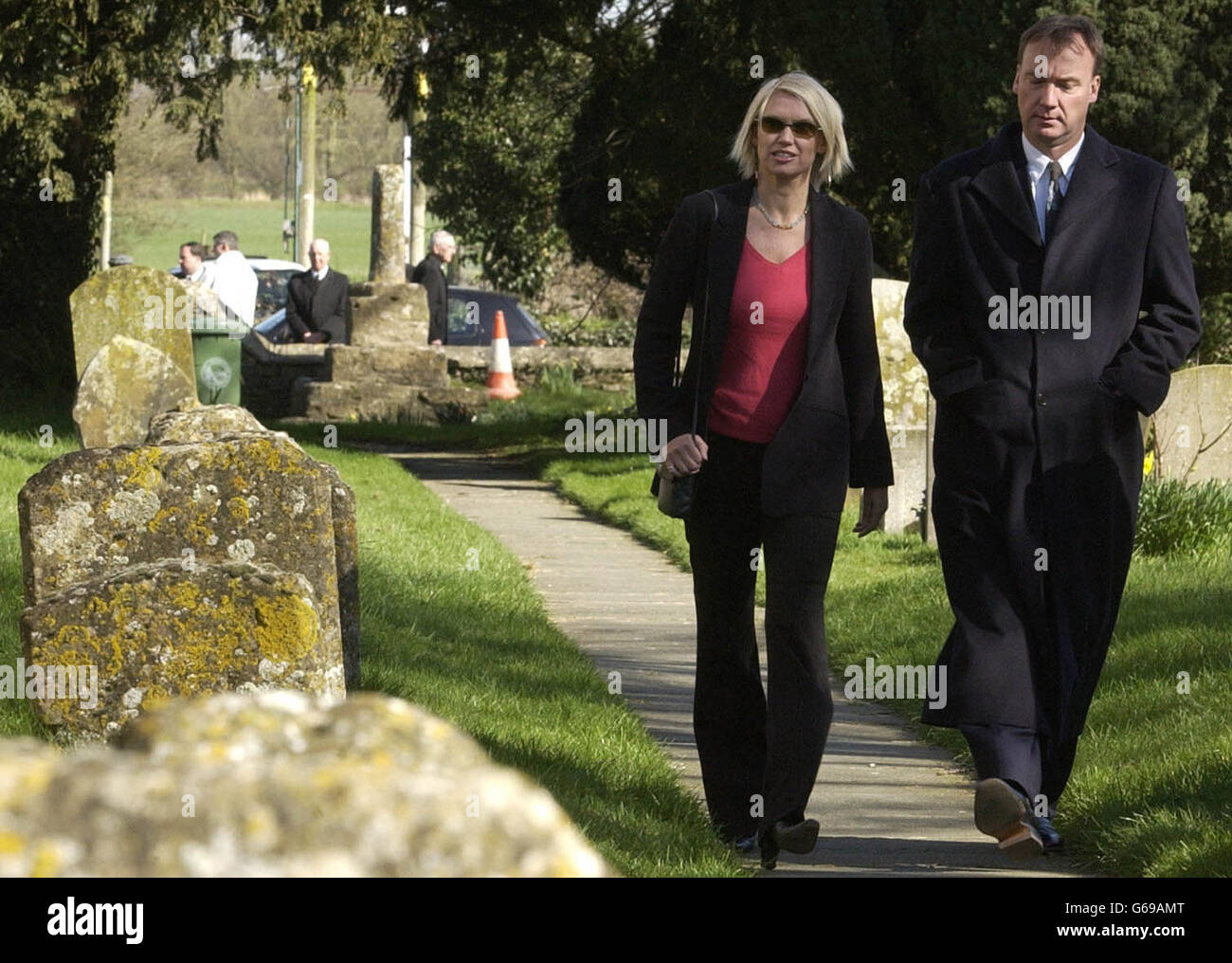 Anneka Rice, présentatrice à la télévision, accompagnée de Steve Bell ...