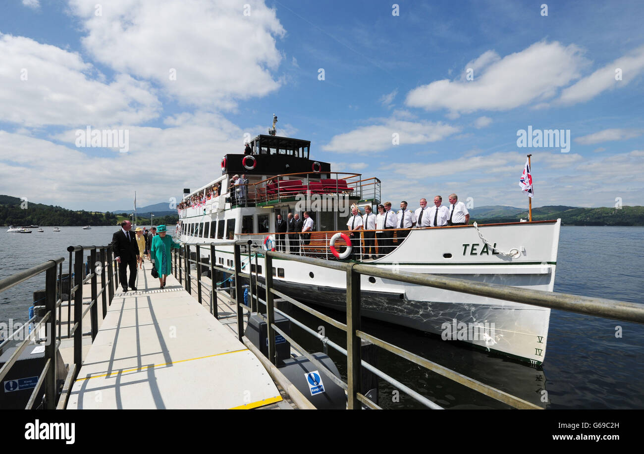 La reine Elizabeth II, accompagnée de Bill Bewley, président de ...