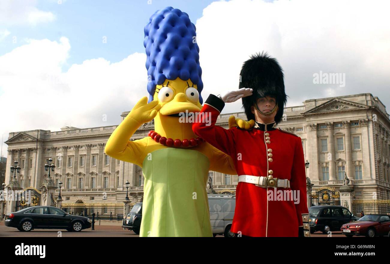 Marge Simpson pose avec un « guardsman » lors d'une séance photo devant ...