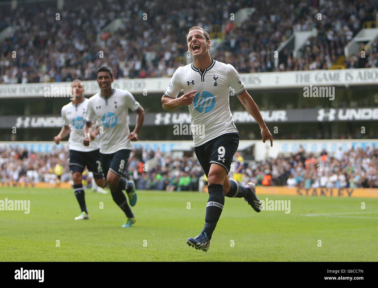 Roberto Soldado, de Tottenham Hotspur, célèbre le premier but de ses ...