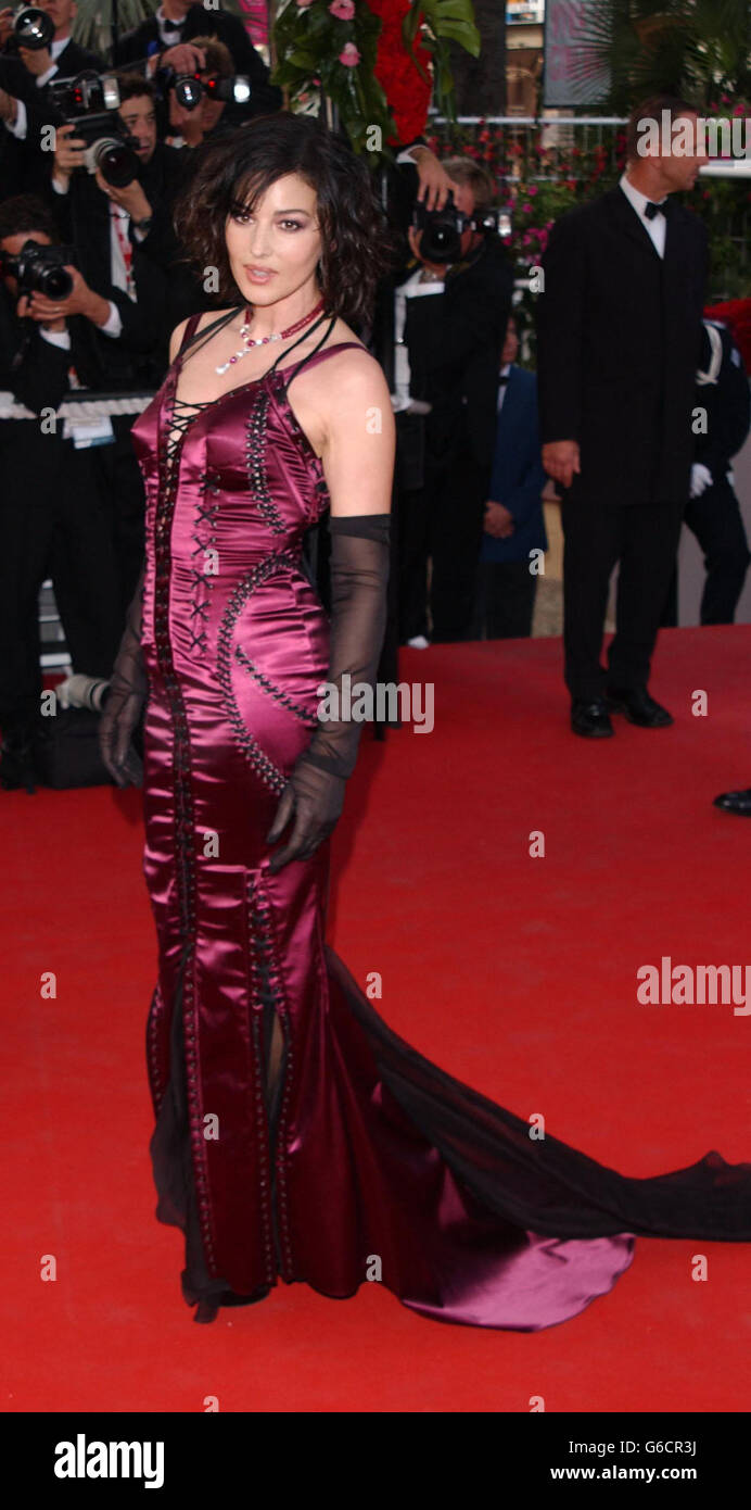 L'actrice Monica Bellucci arrive pour la première de la Matrix Reloaded ...