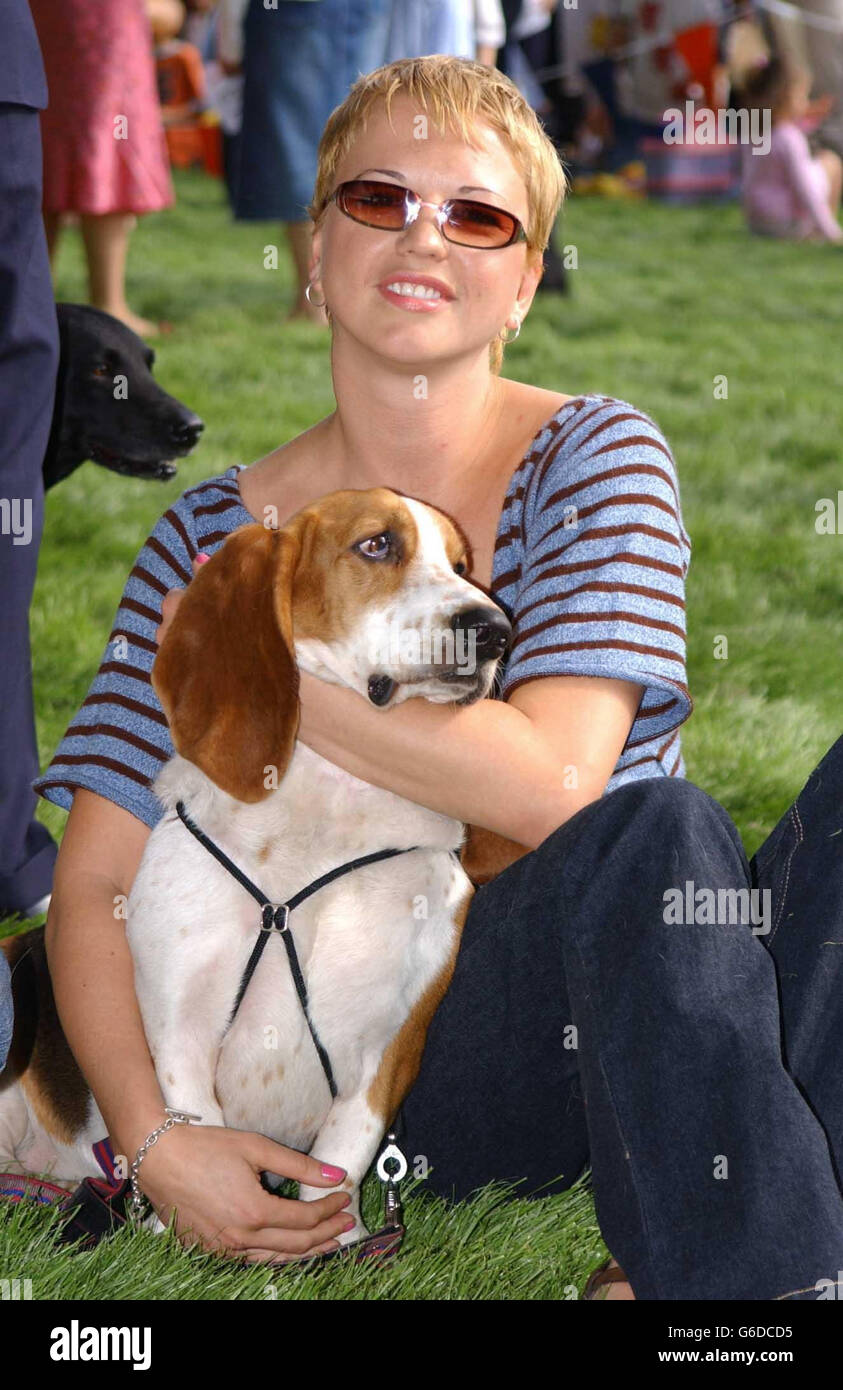 Sara avec chien Banque de photographies et d’images à haute résolution ...