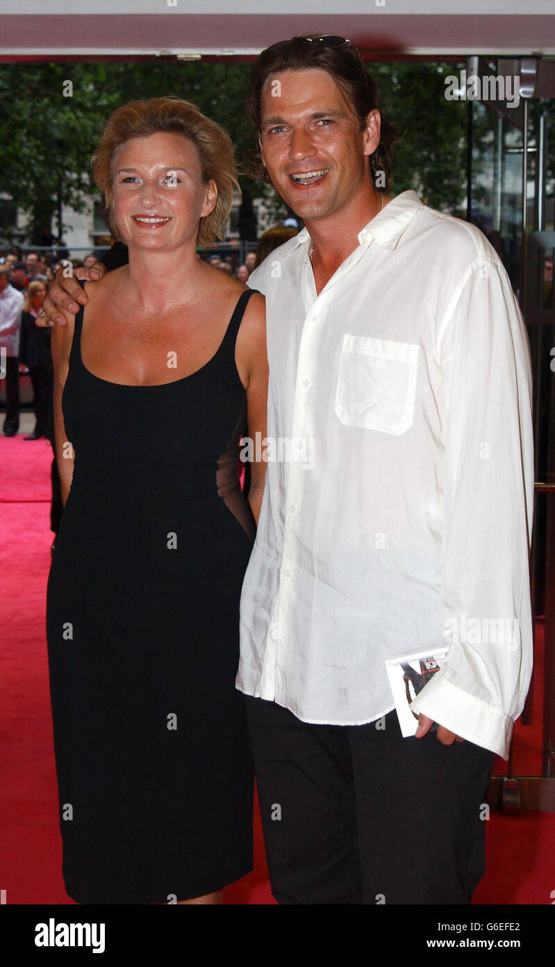 Actor dougray scott and his wife sarah trevis Banque de photographies ...