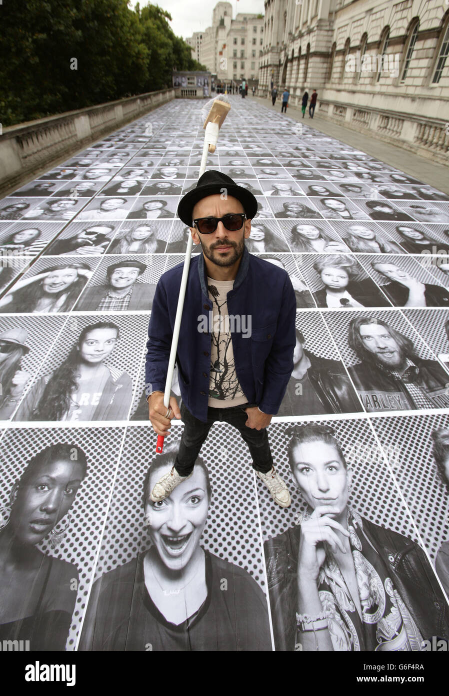L'artiste français JR photographié avec son installation d'art public à ...