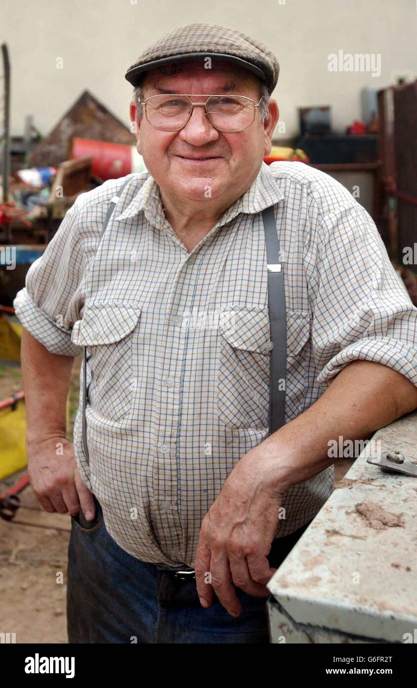 Forgeron Bob Morgan, 71 ans, de Llangybi, au sud du pays de Galles, qui ...