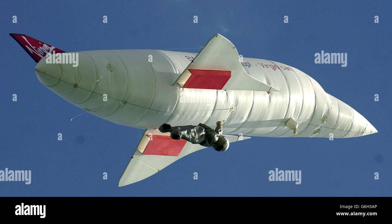 Président de Virgin Atlantic, Sir Richard Branson envoie un mannequin ...