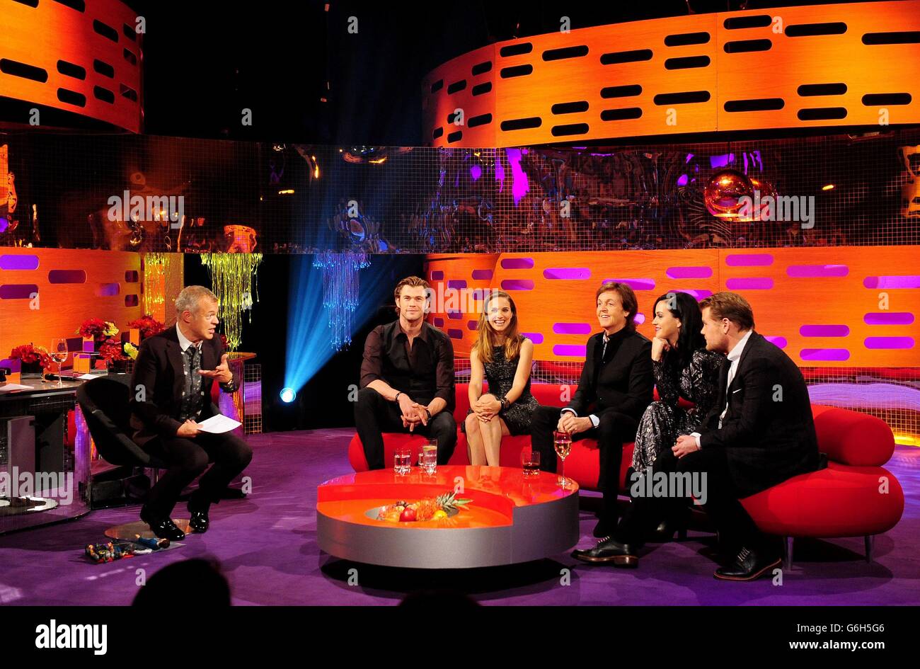 Graham Norton parle avec (de gauche à droite) Chris Hemsworth, Natalie ...