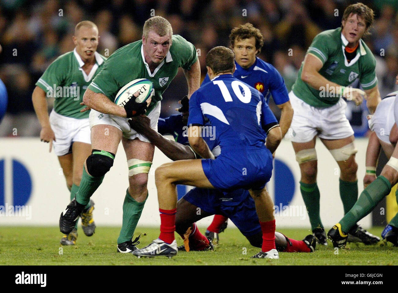 Victor Costello, de l'Irlande, charge au Frederic Michalak de France ...