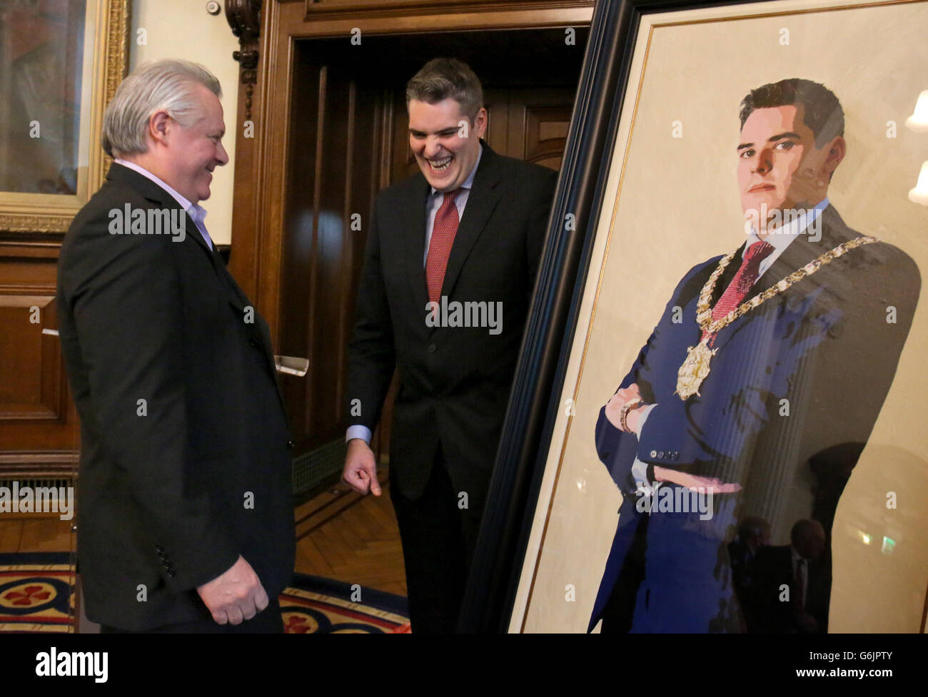 L'ancien maire de Belfast Lord, Gavin Robinson (à droite), parle à l ...