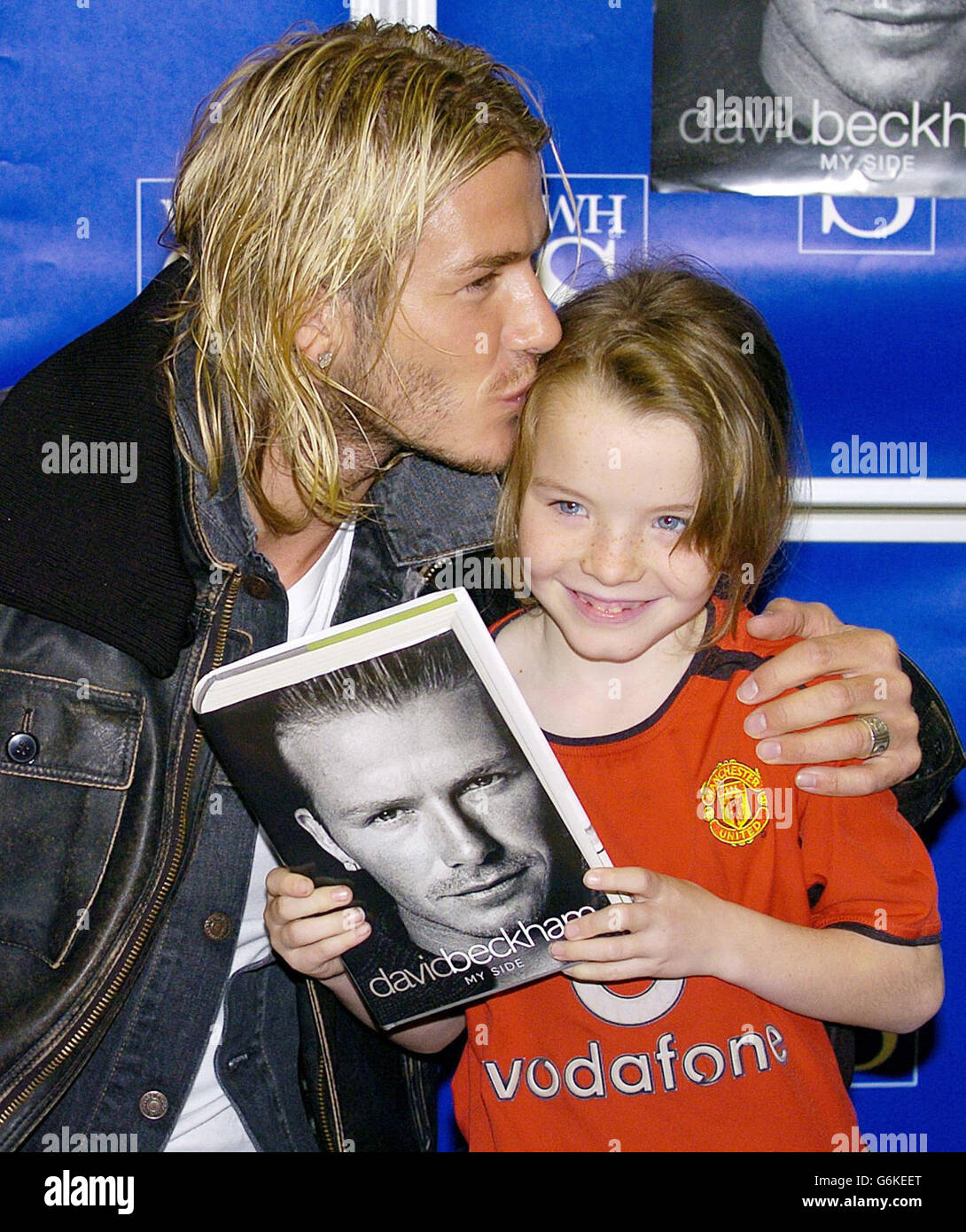 Le capitaine de football d'Angleterre David Beckham embrasse Rebecca ...