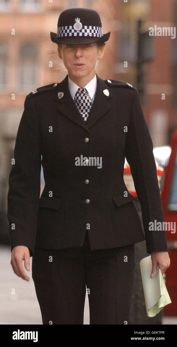 Le WPC Anna Burton, une manutentionnaire de police, arrive au Old ...