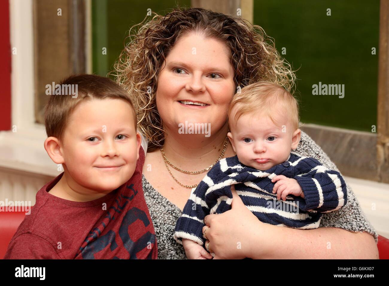 Louise Brown, la première bébé au monde à tester les tubes, est assise ...