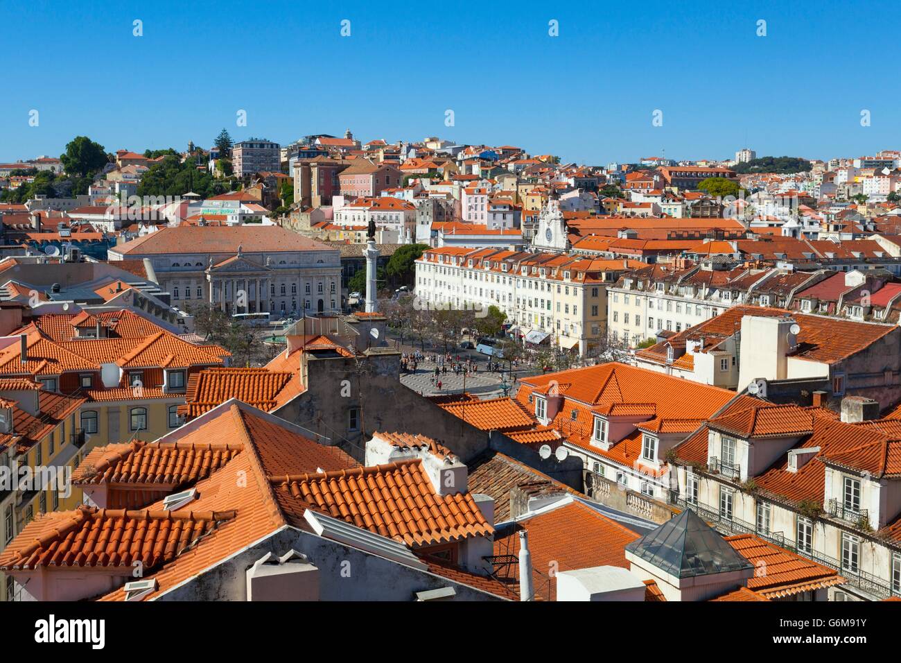 Une vue sur les toits rouges de la ville de Lisbonne, la capitale du ...