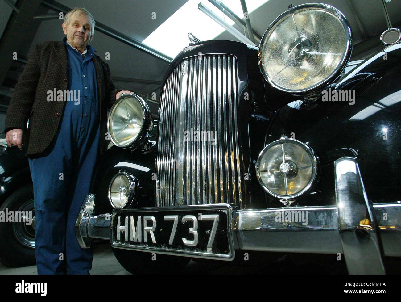 Richard Atwell, 65 ans, se trouve à côté de l'Austin Sheerline A125 de ...
