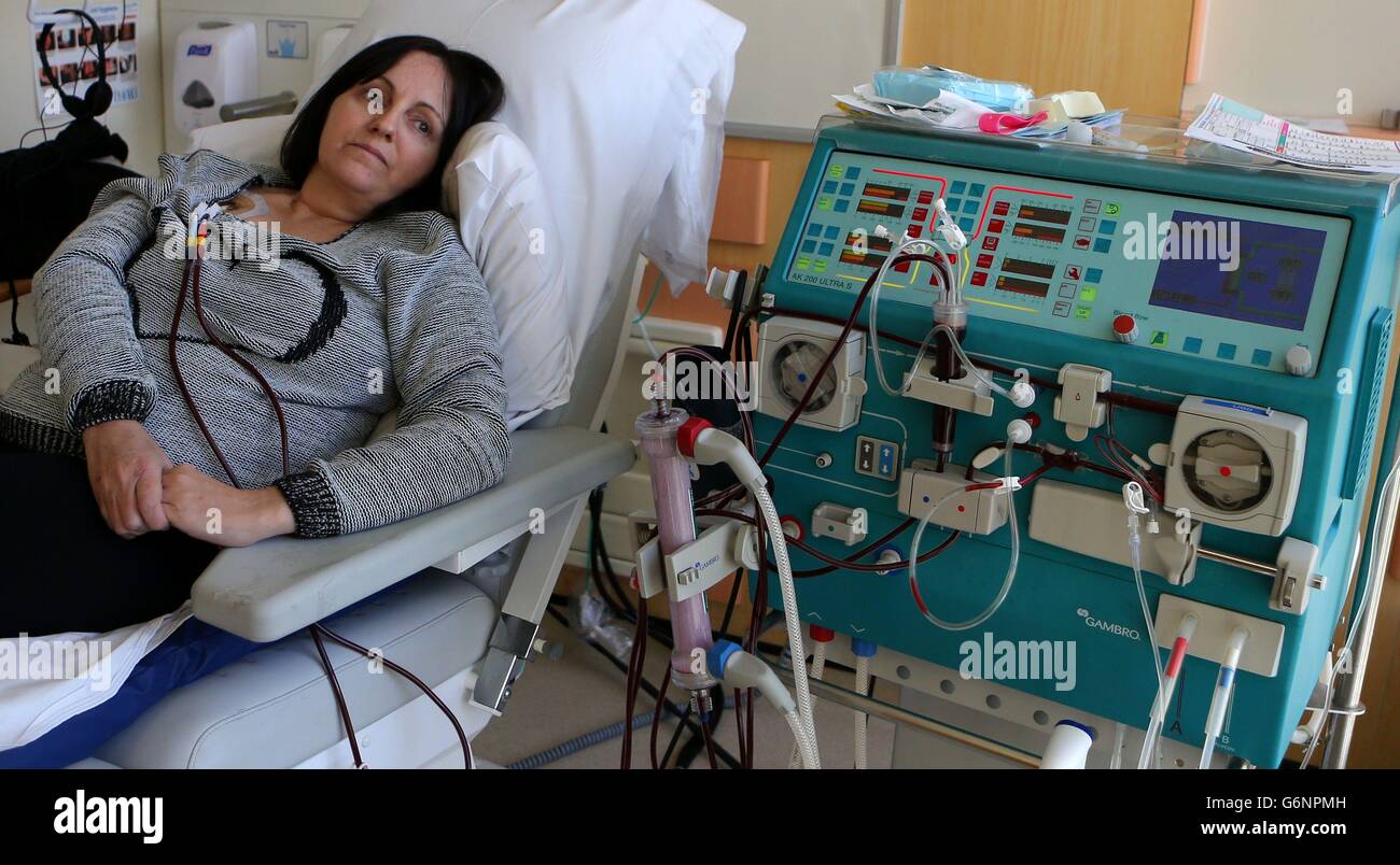 Julie Rogers se trouve dans son lit d'hôpital sur l'unité rénale à l ...