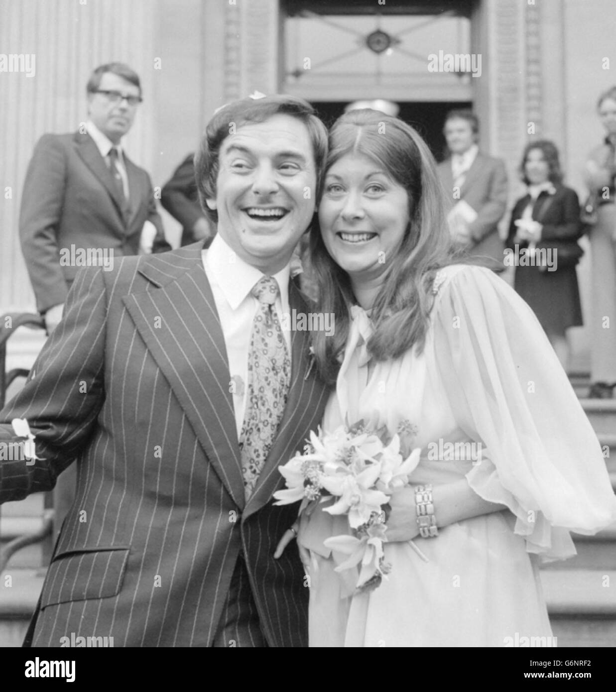 Le Entertainer Bob Monkhouse, 45 ans, et son secrétaire, Jacqueline ...